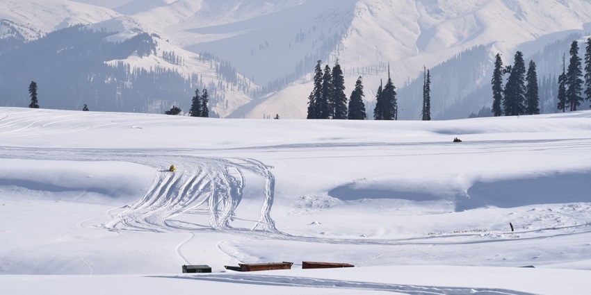 A Guide To Gulmarg Snowboarding: Conquer The Snowy Slopes - TripXL