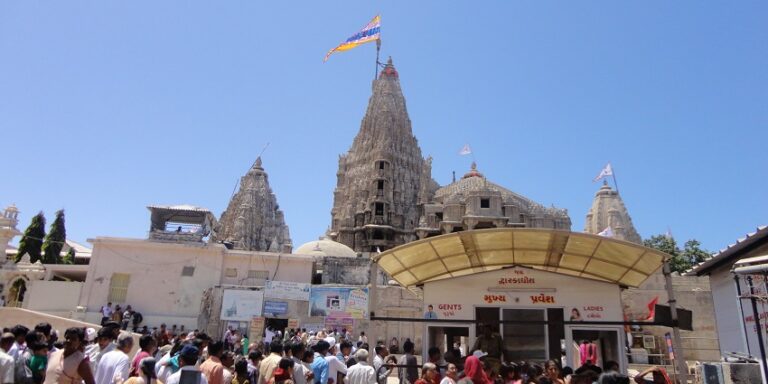 Dwarkadhish Temple: Guide To The Popular Temple In Gujarat - TripXL