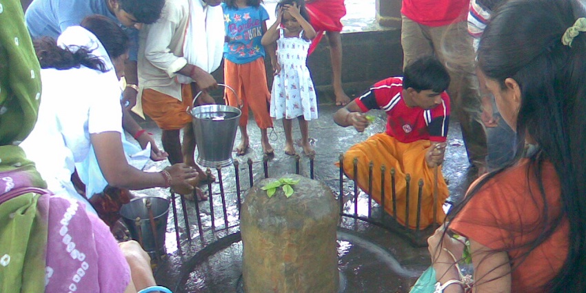 Shiva Temple In Gujarat In Sea: A Spiritual Destination - TripXL