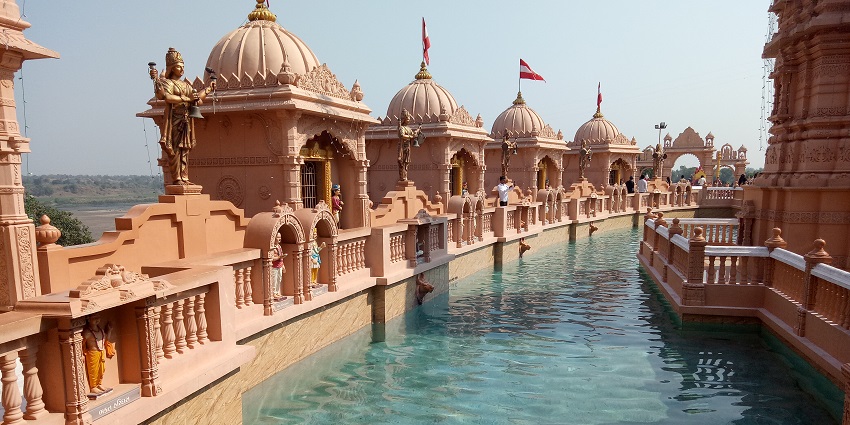 Shiva Temple In Gujarat In Sea: A Spiritual Destination - TripXL