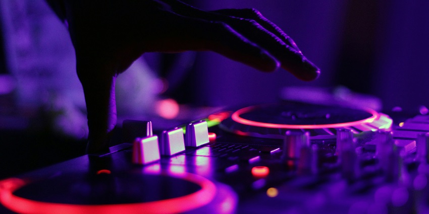 15 Best Places to Visit In Gurgaon With Friends To Hang Out - TripXL