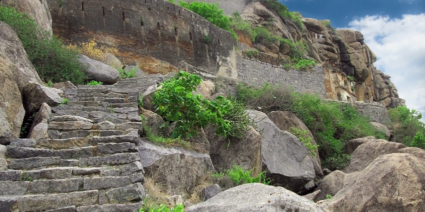 Akola Fort: Explore the Historic Landmark of Maharashtra - TripXL
