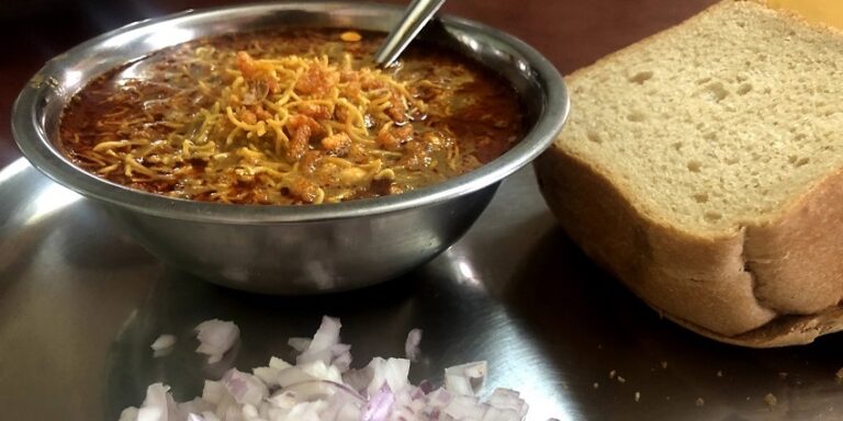 Famous Street Food In Kolhapur: 10 Amazing Eateries To Try - TripXL