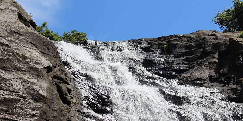 10 Most Famous Waterfalls In Tamil Nadu: Seek Tranquillity - TripXL