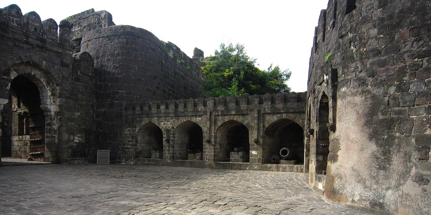 Daulatabad Fort: The Impregnable Citadel Of Maharashtra - TripXL