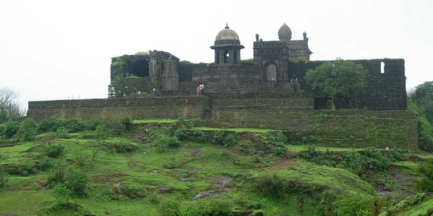 Malanggad Fort: A Hidden Gem In The Hills Of Maharashtra - TripXL