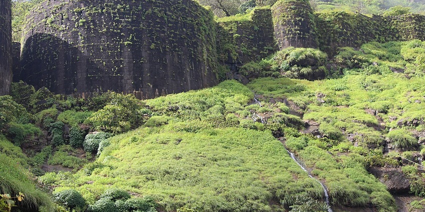 Kamandurg Fort: Explore The Historic Hilltop Stronghold - TripXL