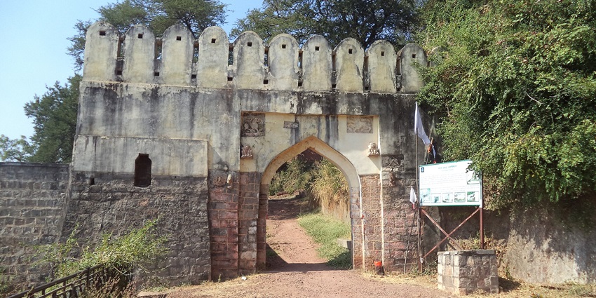 Explore Manikgad Fort: A Fortress Of Ancient Brilliance - TripXL