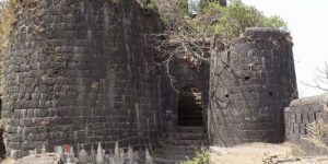 Purandar Fort: A Paradise For History Lovers And Researchers - TripXL