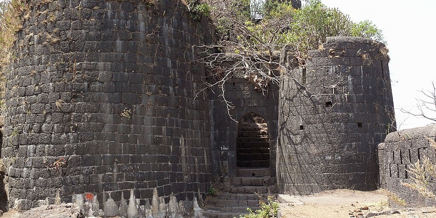 Purandar Fort: A Paradise For History Lovers And Researchers - TripXL