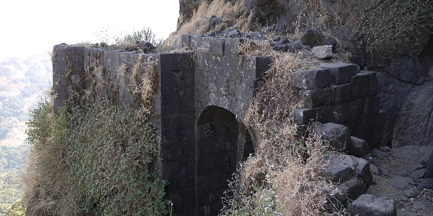 Alang Fort: A Thrilling Challenge For Adventure Enthusiasts - TripXL