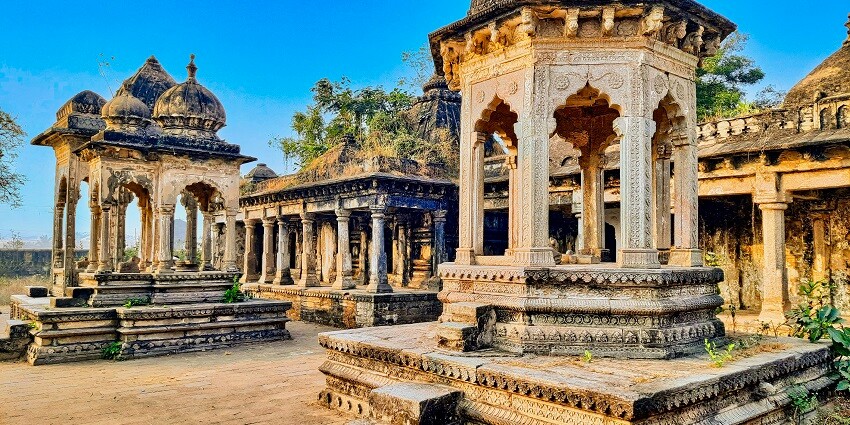 Walkeshwar Temple: A Sacred Gem Amidst Malabar Hills - TripXL
