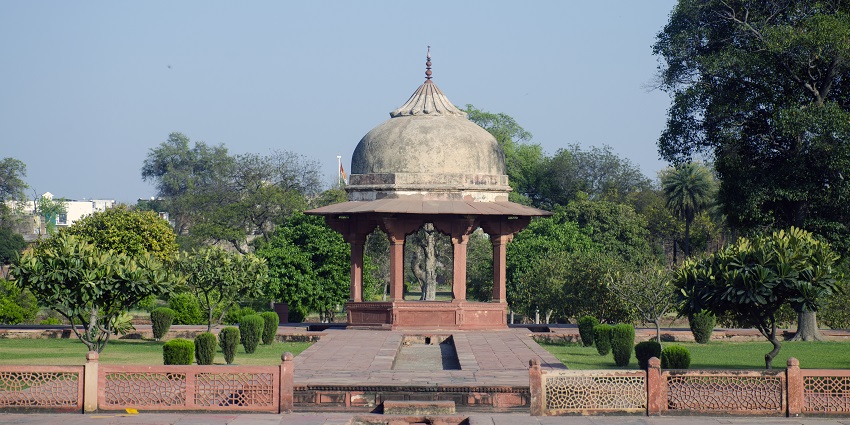 Sikandra Fort: Experience The Grandeur Of India’s Royal Past - TripXL