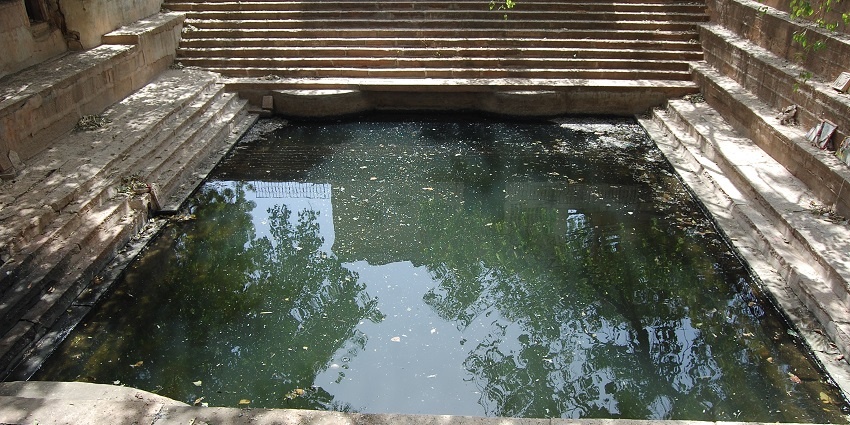 Walkeshwar Temple: A Sacred Gem Amidst Malabar Hills - TripXL