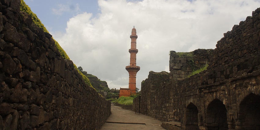 Ghangad Fort: Take A Scenic and Historic Trek In Sahyadri Ranges - TripXL