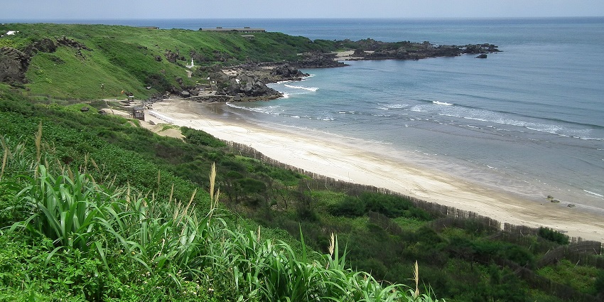 10 Taiwan Beaches For Sunbathing, Surfing & Stunning Views - TripXL