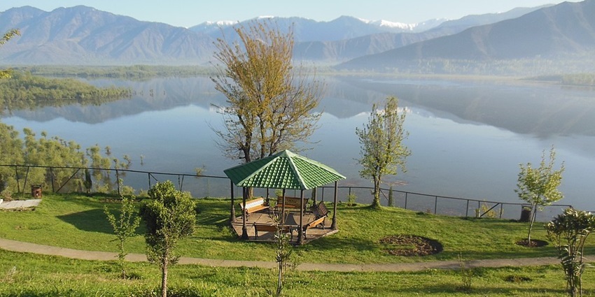 Wular Lake In India: Kashmir’s Largest Freshwater Lake - TripXL