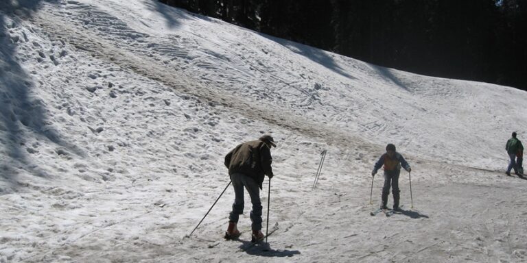 Snowboarding In India: Explore & Dive To The Best Trails - TripXL