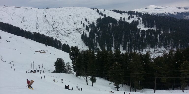 Snowboarding In India: Explore & Dive To The Best Trails - TripXL