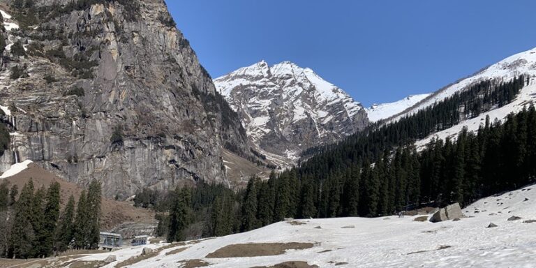 Snowboarding In India: Explore & Dive To The Best Trails - TripXL